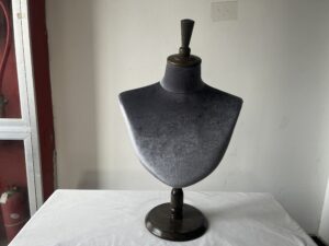 Dunkler Holzsockel, grauer Samt-Mannequin-Büstenständer Jonathan